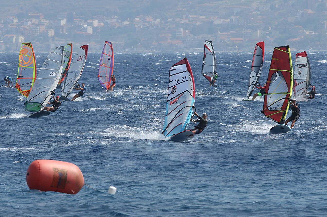 Lo Stretto di Messina teatro del XIII Trofeo di Windsurf "Claudio ...