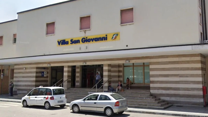 "Abbandonati a noi stessi a Villa San Giovanni per un ritardo di 10 minuti"