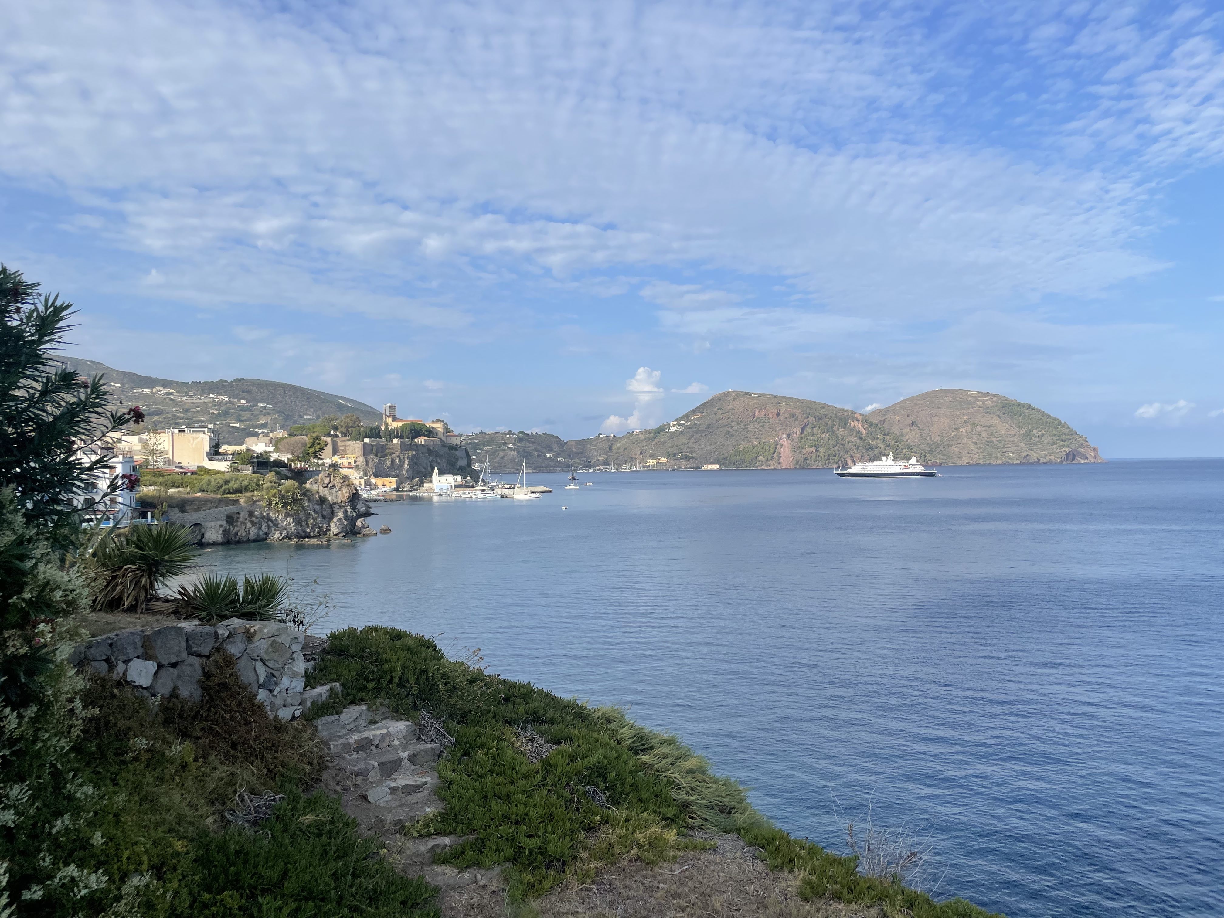 Lipari, muore in spiaggia mentre gioca coi figli
