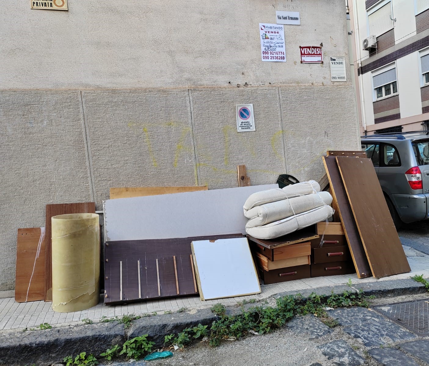 Discarica di suppellettili a Provinciale