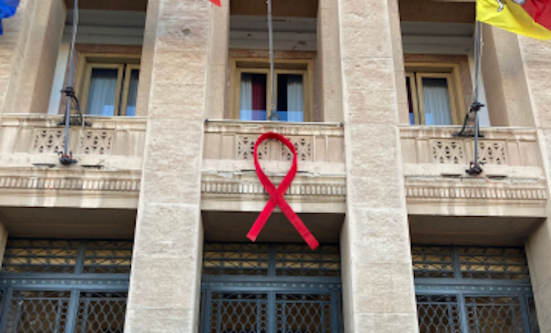 Giornata mondiale contro l'Aids, un fiocco rosso sulla balconata di ...