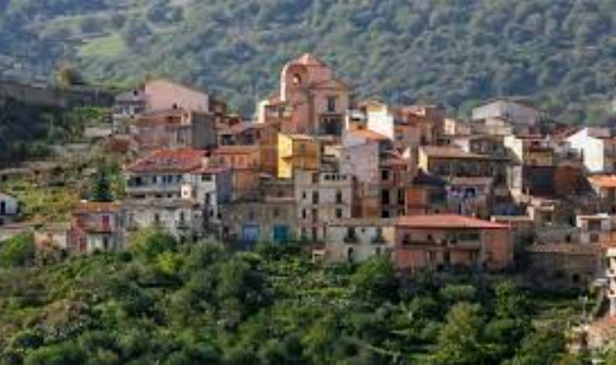 Il record di Roccella Valdemone: 700 abitanti e 326 beni confiscati ...