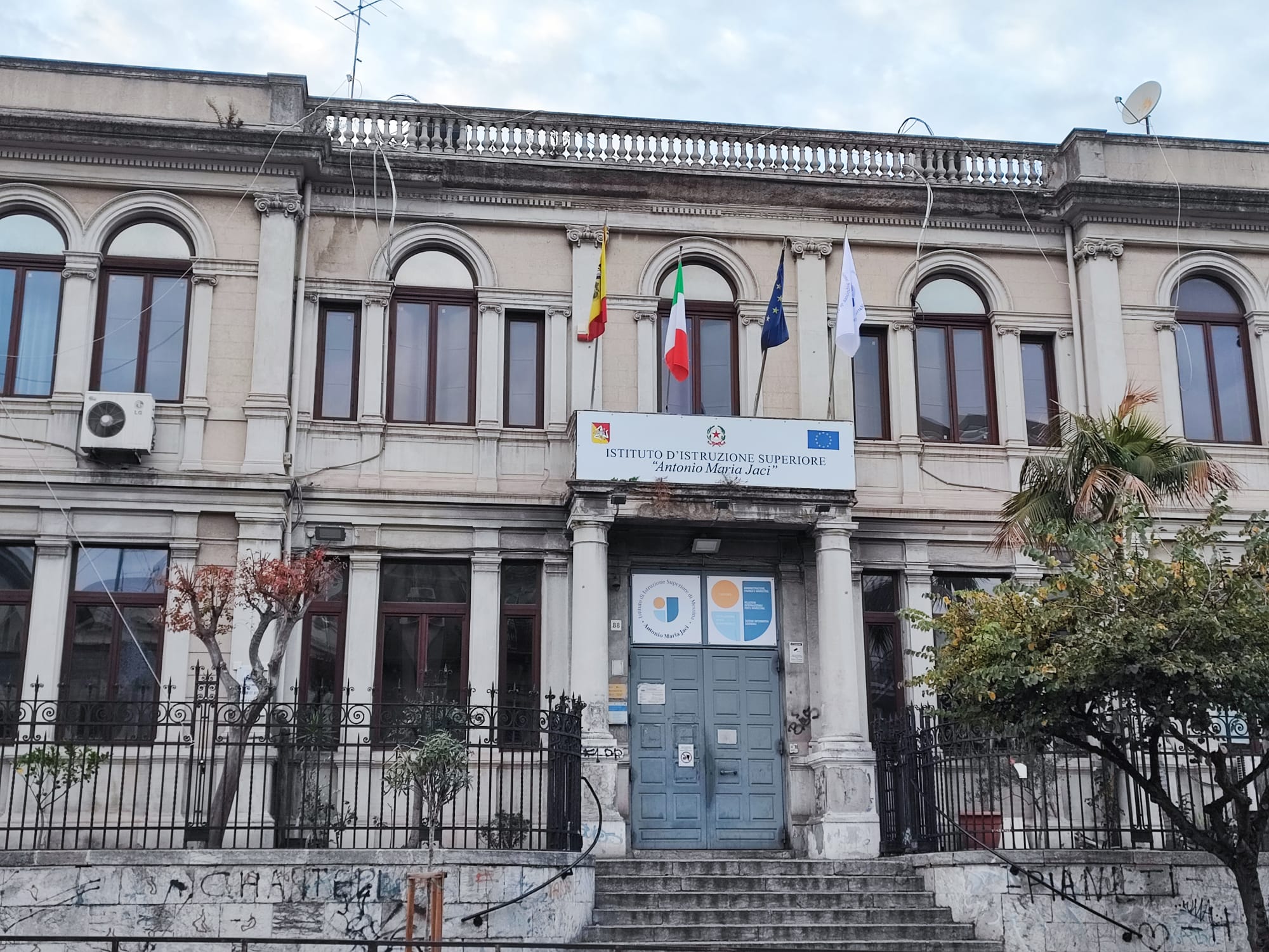 Rapporti sessuali con uno studente minorenne: professore dello "Jaci ...