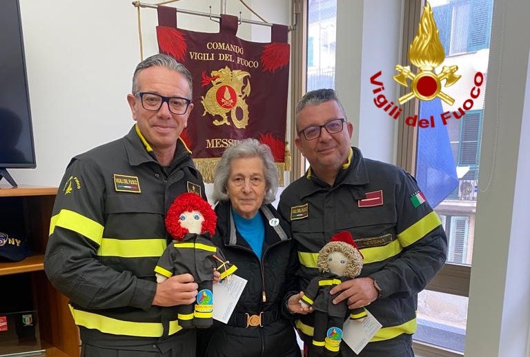 I vigili del fuoco di Messina acquistano 120 regali per i bimbi africani