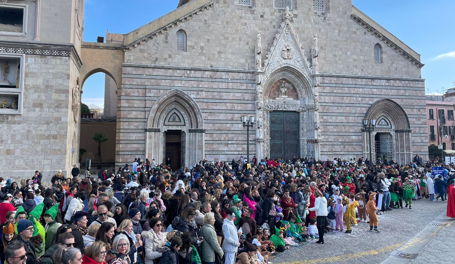 Inizia il carnevale a Messina: un migliaio di bambini in maschera a piazza Duomo VIDEO e FOTO