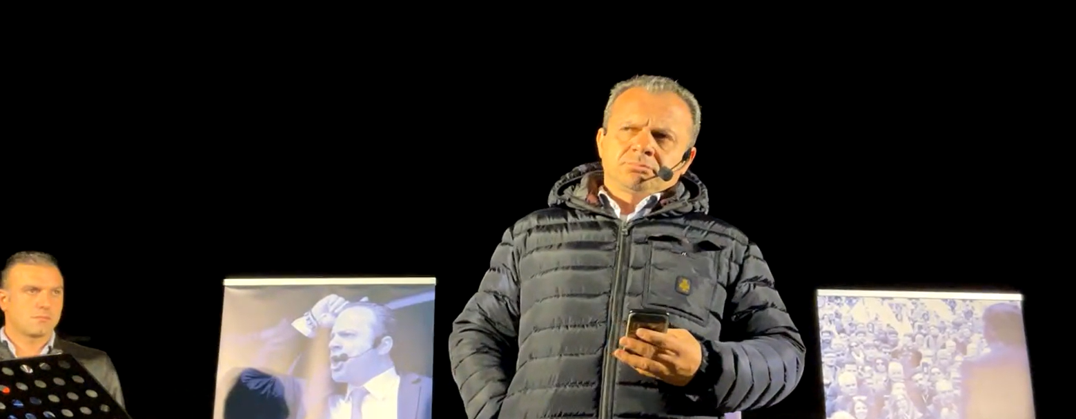 Polmonite e stress psicofisico per De Luca, "stop a ogni attività"