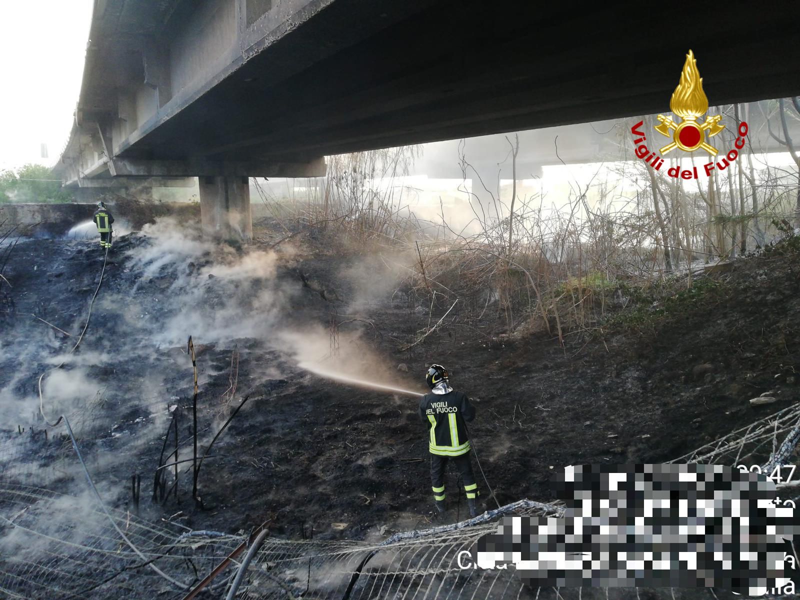 Incendio vicino all'autostrada tra i caselli di Milazzo e Barcellona