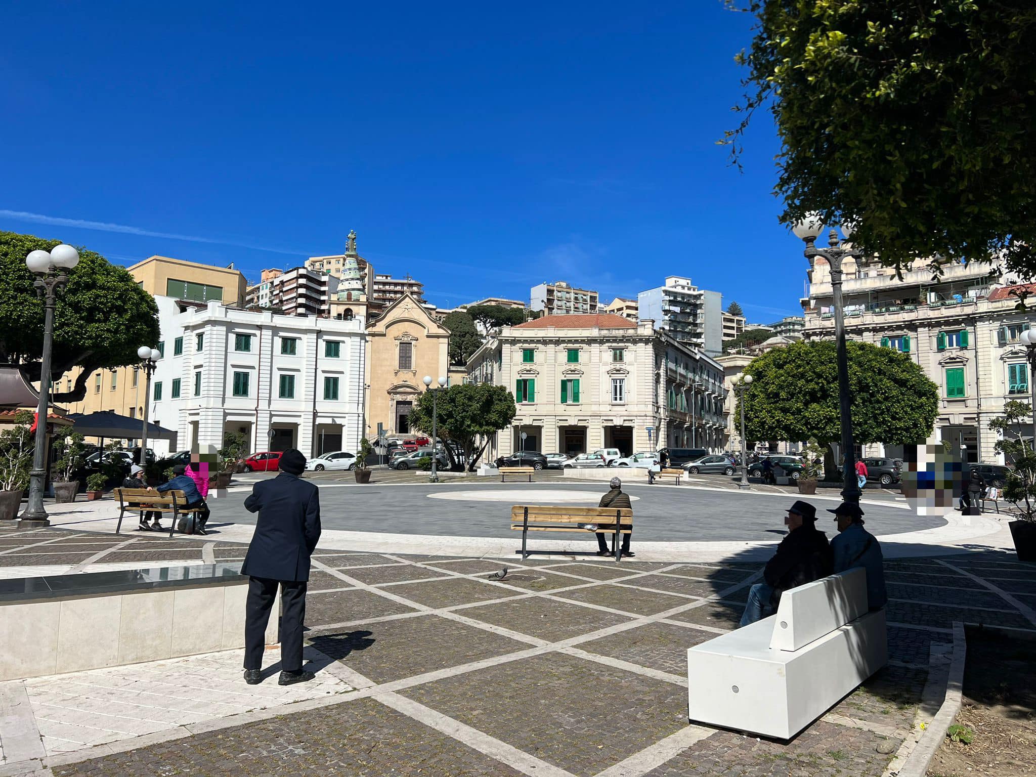 Messina. Ecco le nuove panchine a piazza del Popolo