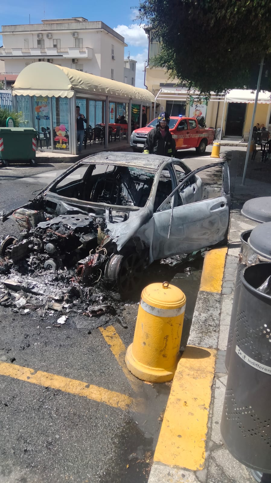 Roccella Jonica. Auto in fiamme in piazza Vittorio Veneto, salvo il ...