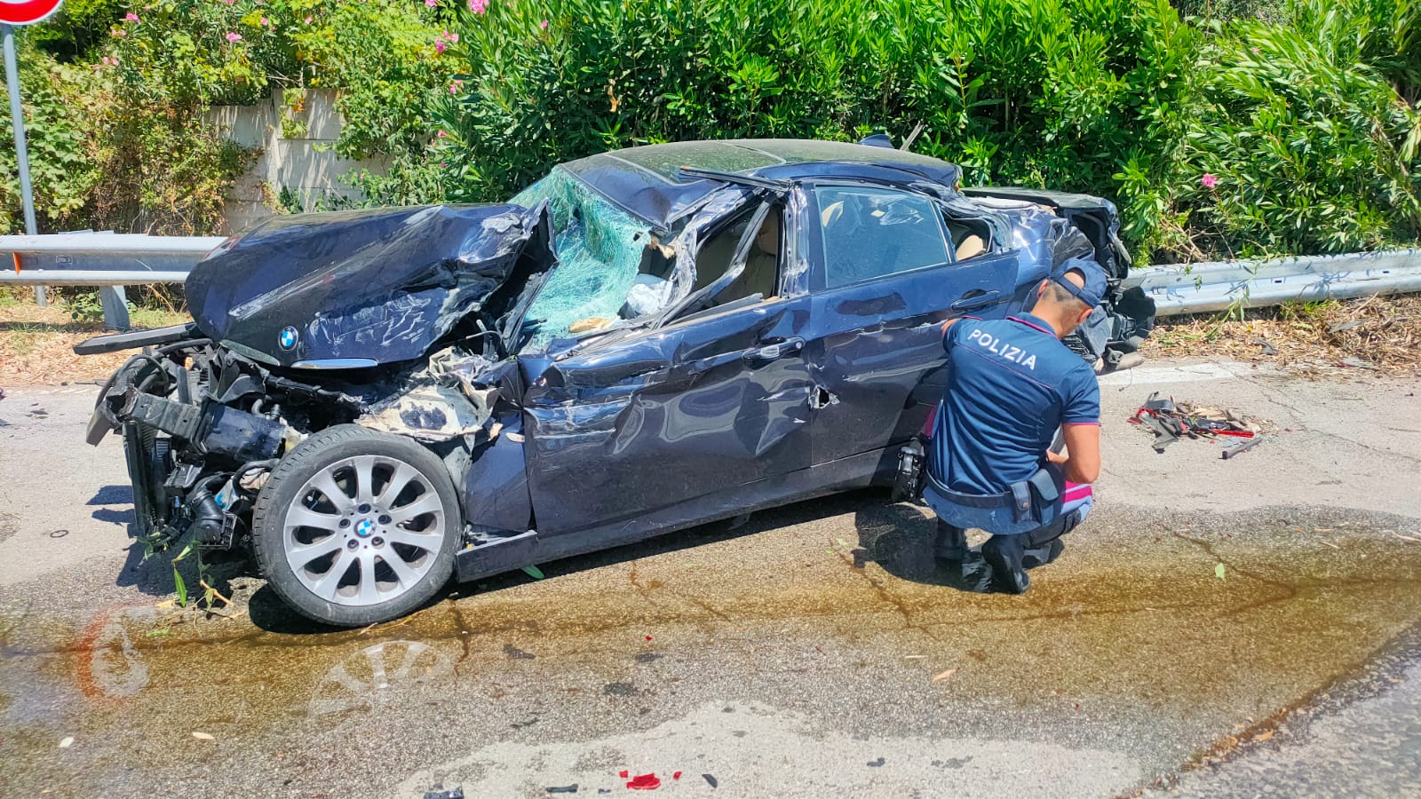 A18, ancora un incidente: auto sfonda il guardrail dopo la collisione ...