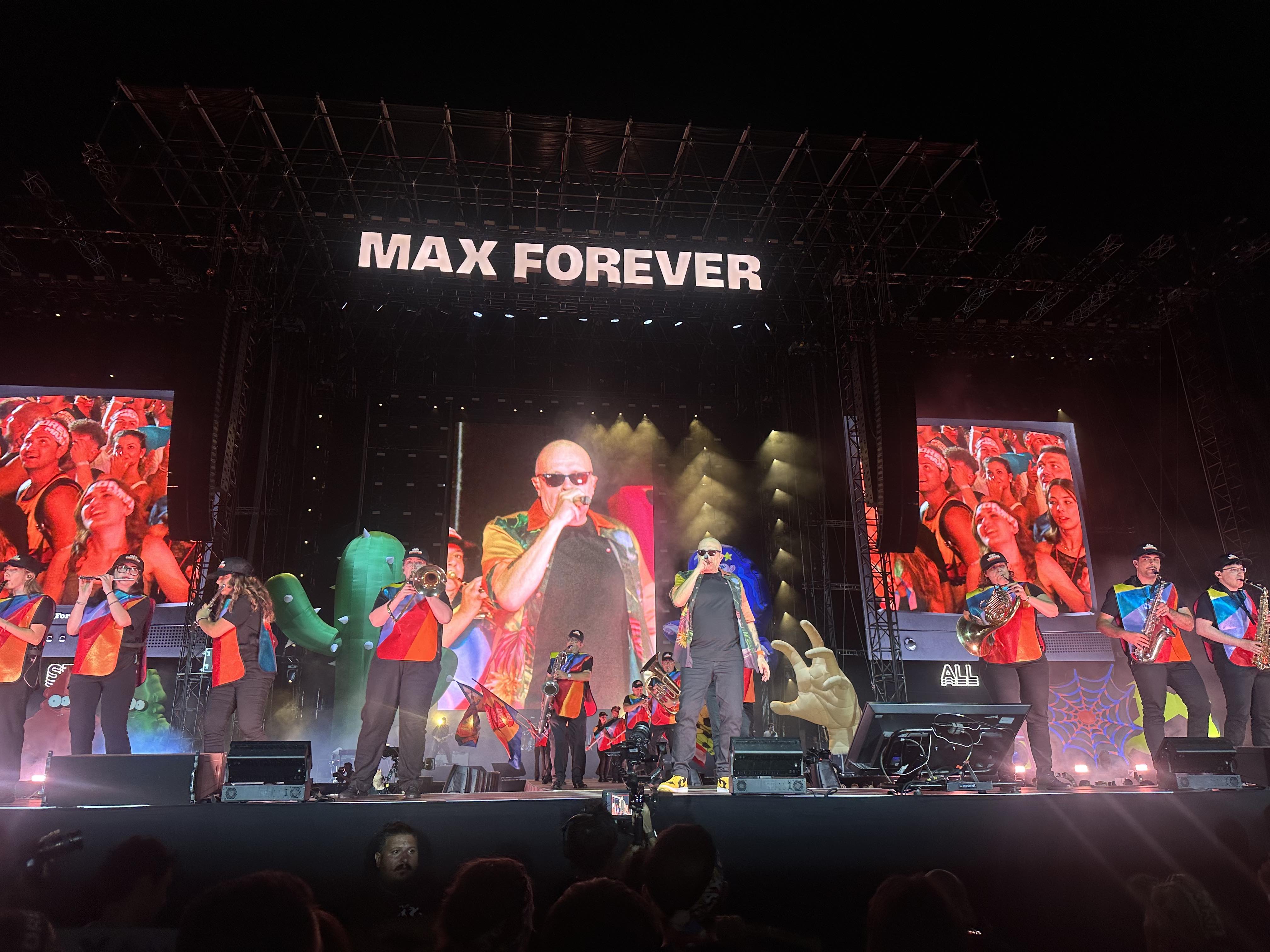 Max Pezzali, un mito per sempre. A 56 anni il suo primo tour negli ...