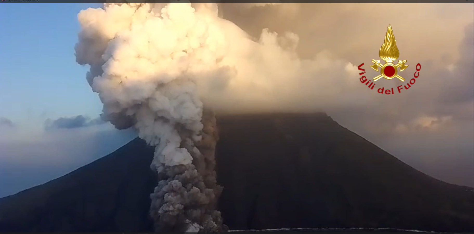 Lo Stromboli in eruzione, il video dall'elicottero dei vigili del fuoco