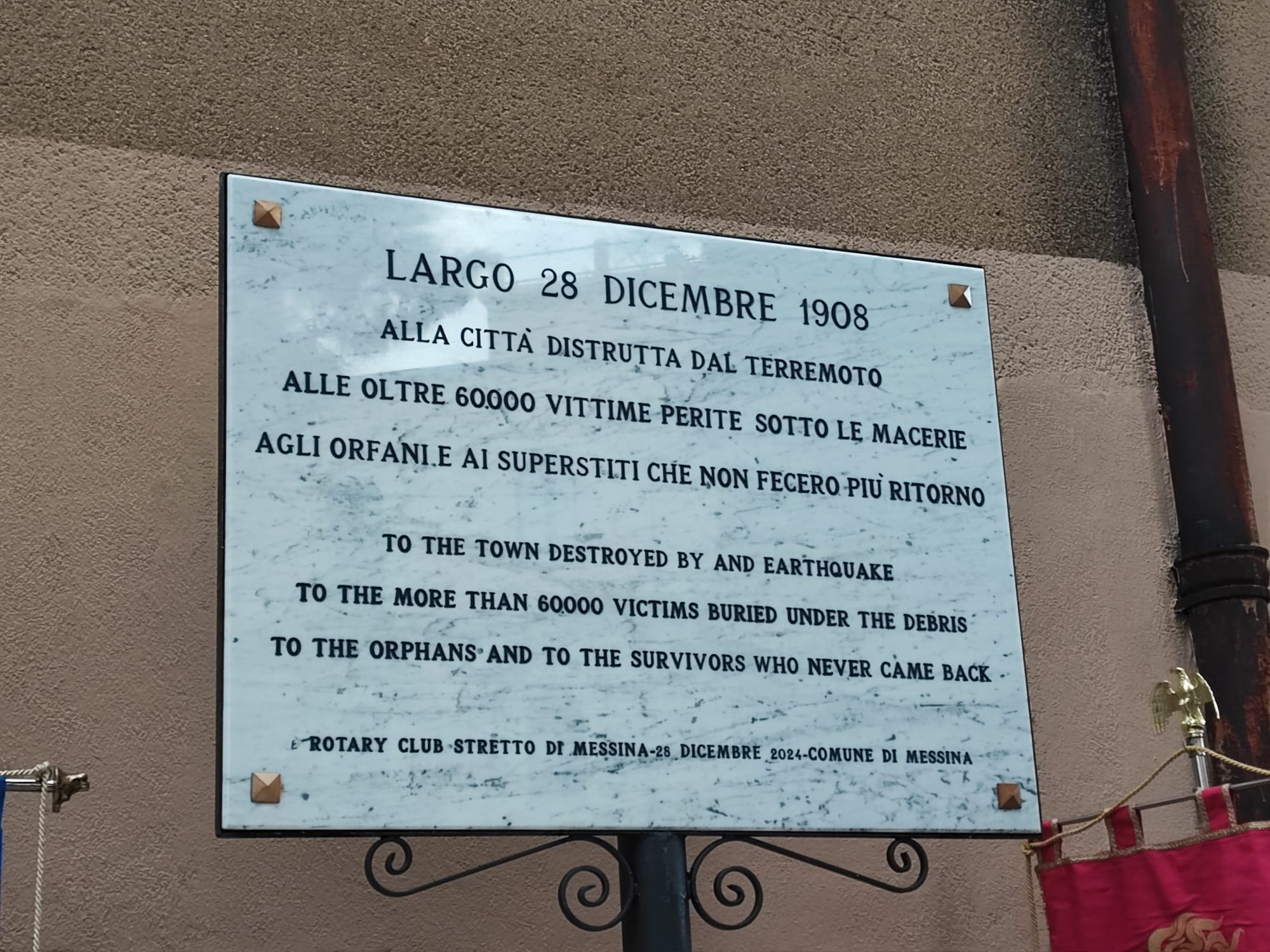 "Largo 28 dicembre" e il refuso in inglese, la d di troppo sarà tolta ...