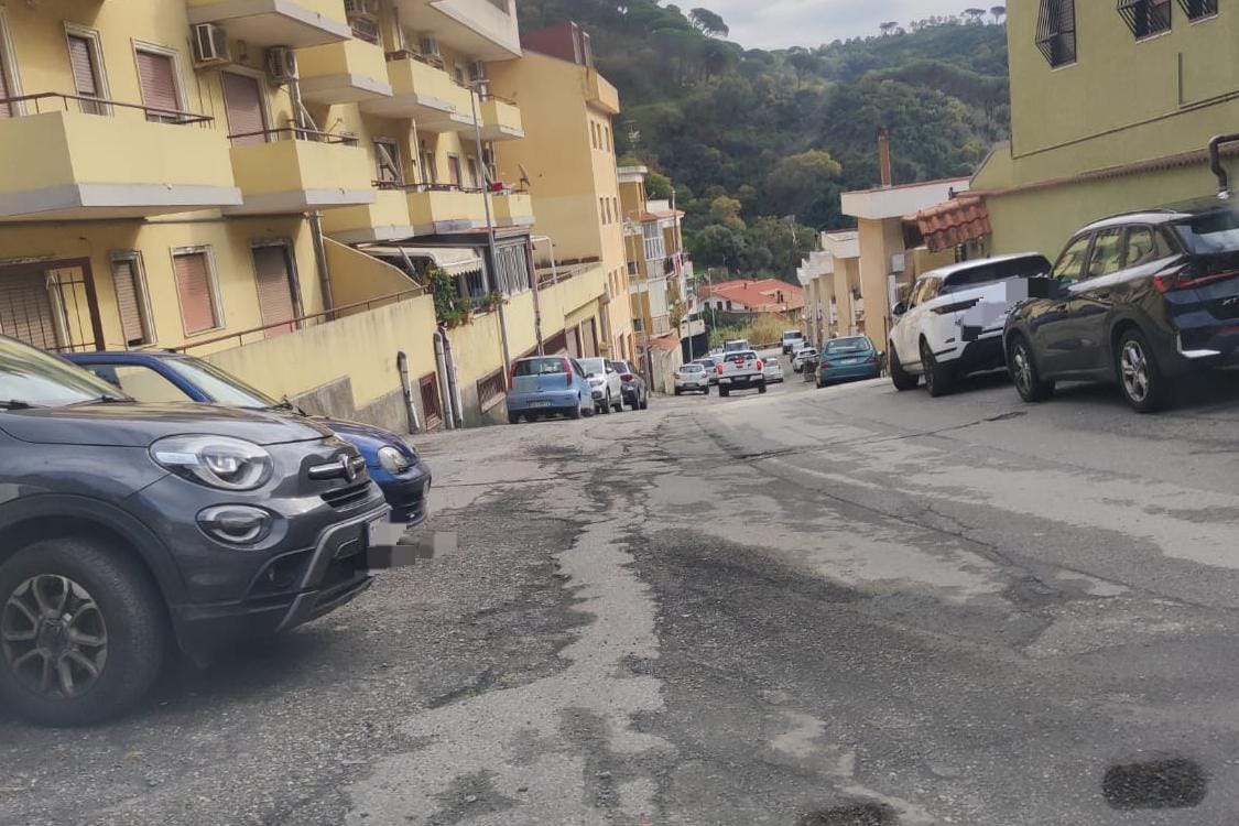 Via Reginella. Circolazione insicura, mancano i marciapiedi
