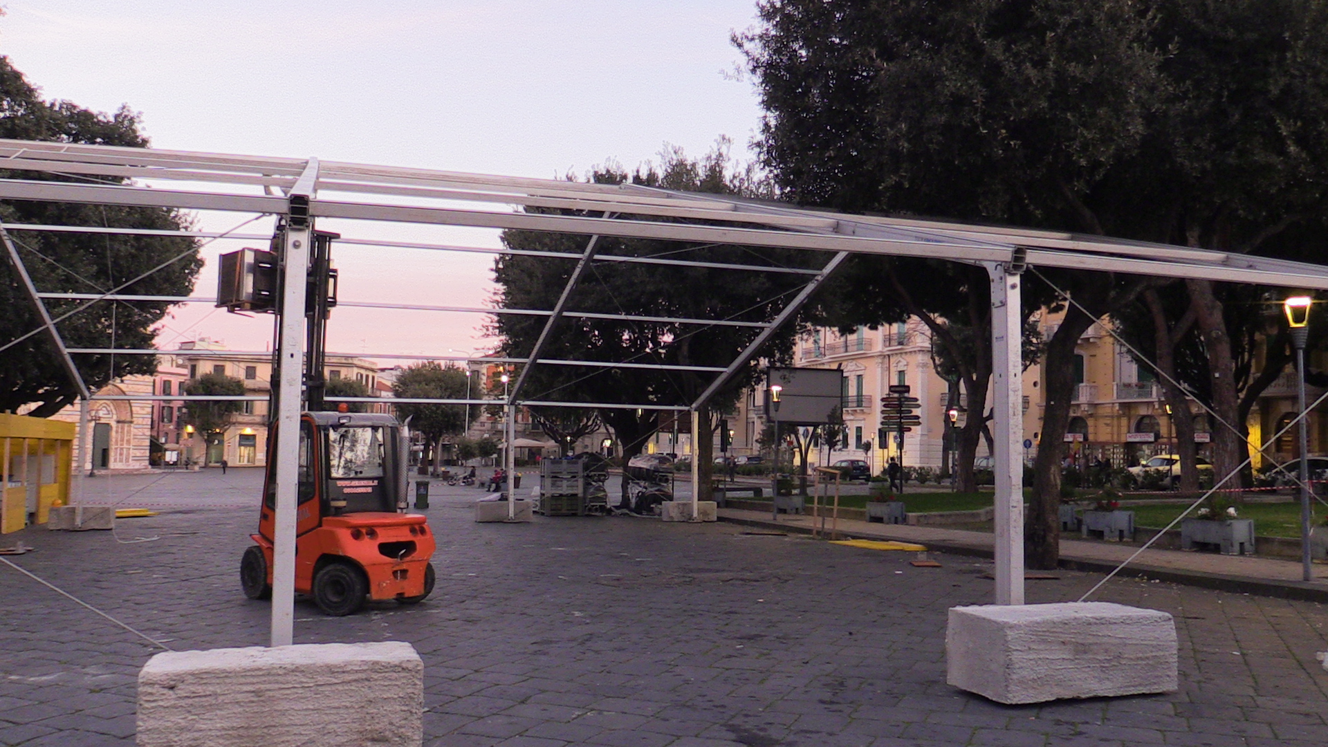 Carnevale 2025, a Piazza Duomo arriva la pista di ghiaccio FOTO