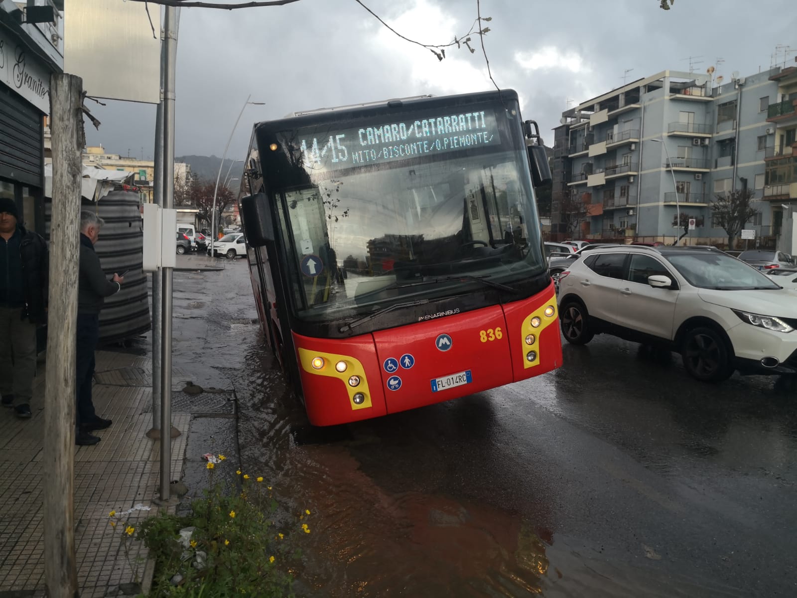 Il bus sprofondato e l'intervento Amam, "la causa? I lavori per la ...