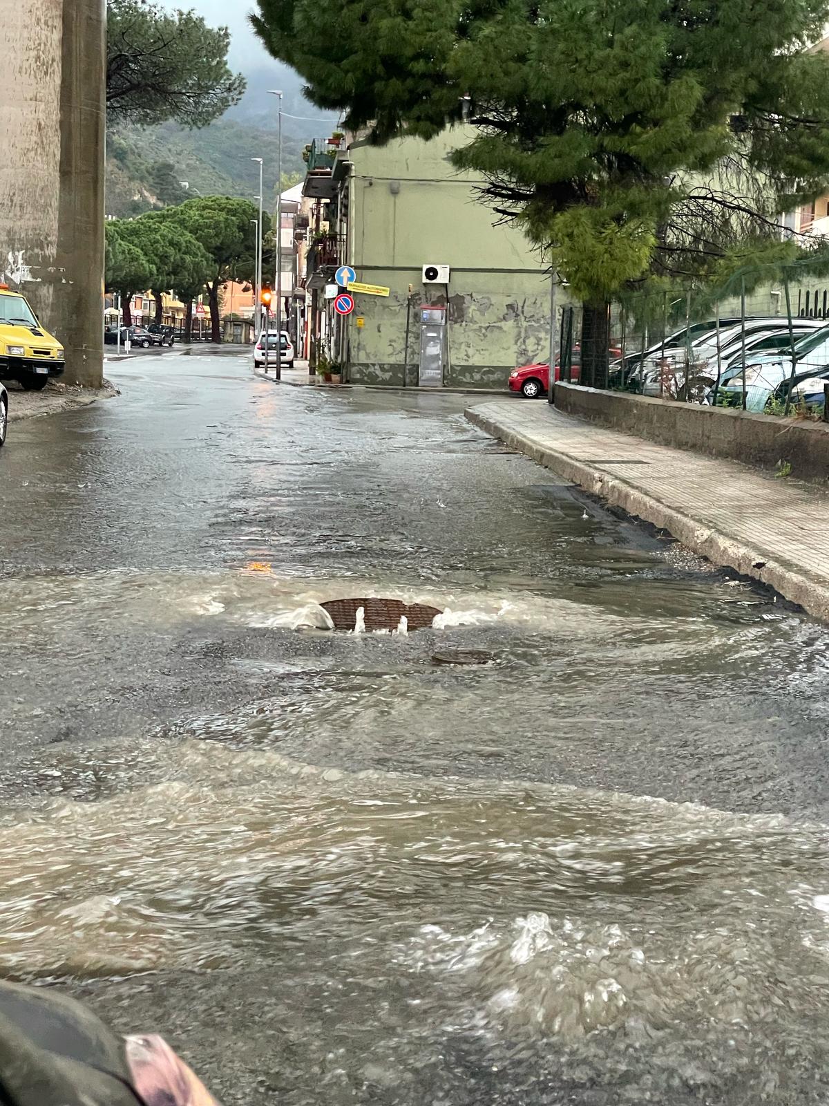 Maltempo a Messina, disastro allagamenti e A18 a una sola corsia VIDEO