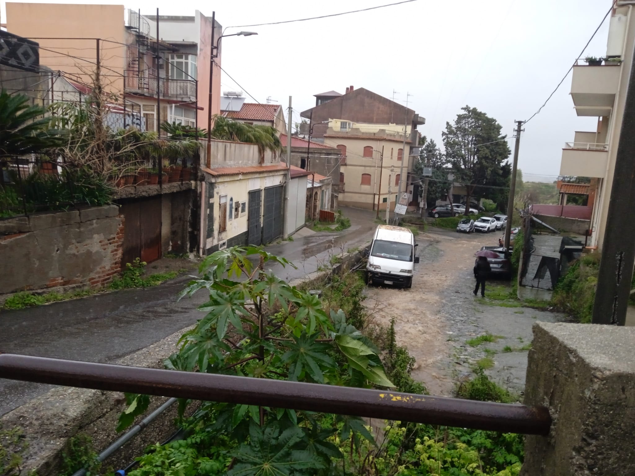 Maltempo a Messina, disastro allagamenti e A18 a una sola corsia VIDEO