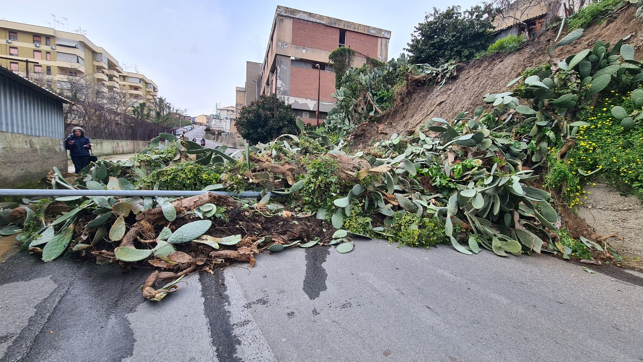 Bisconte. Crollo in via Polveriera, strada bloccata VIDEO