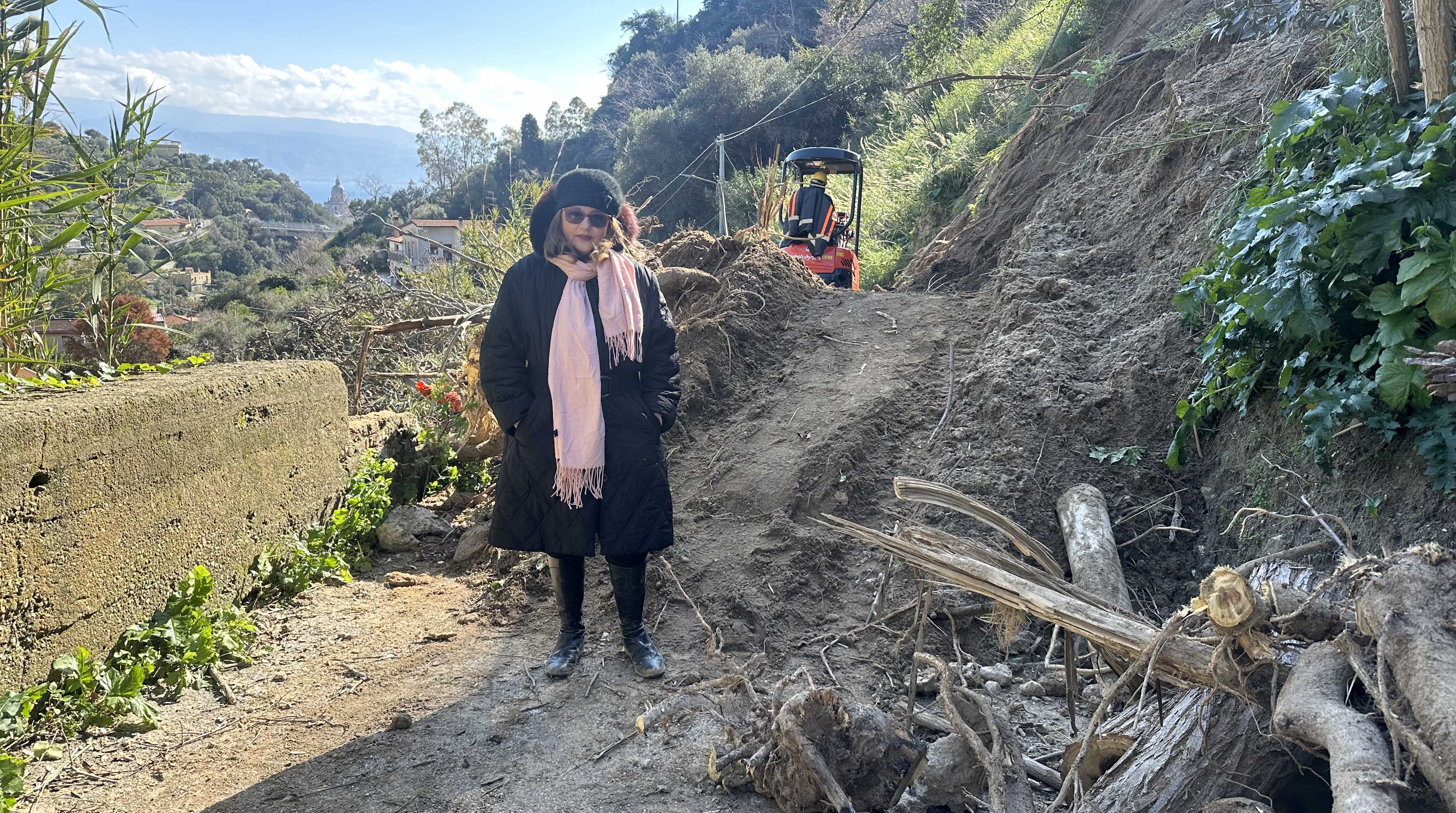 Caprera, l'unica famiglia che vive nel borgo: "Per uscire dobbiamo ...
