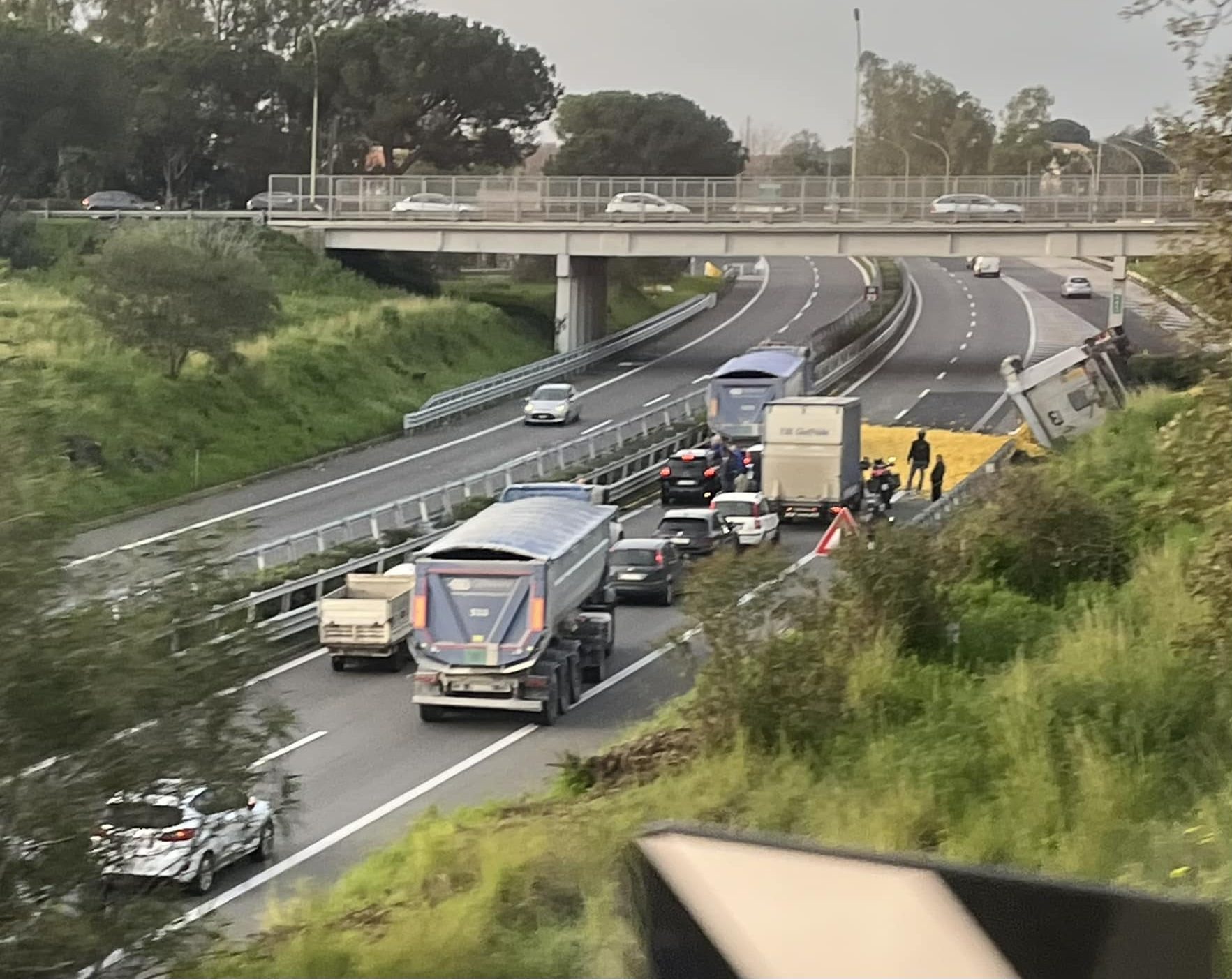 A18, tir carico di limoni si ribalta: chiuso il tratto Giarre - San ...