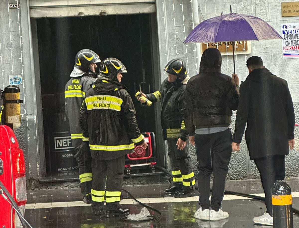Messina, principio di incendio in un locale del centro