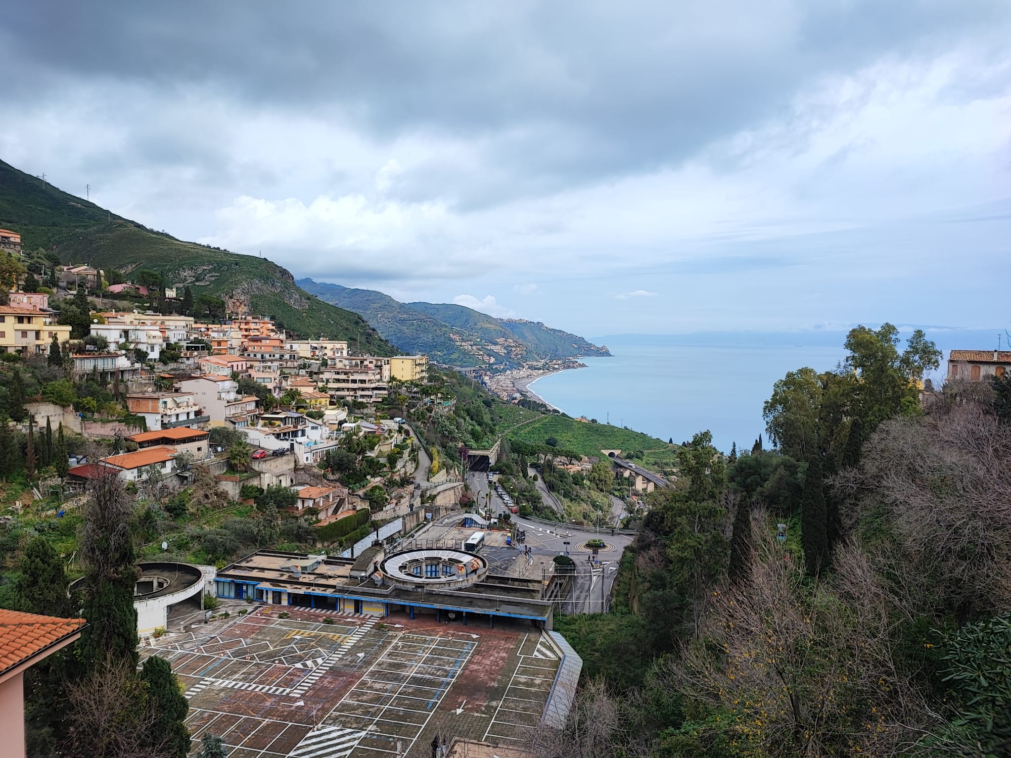 Mr. Amazon Bezos e consorte in viaggio di nozze a Taormina