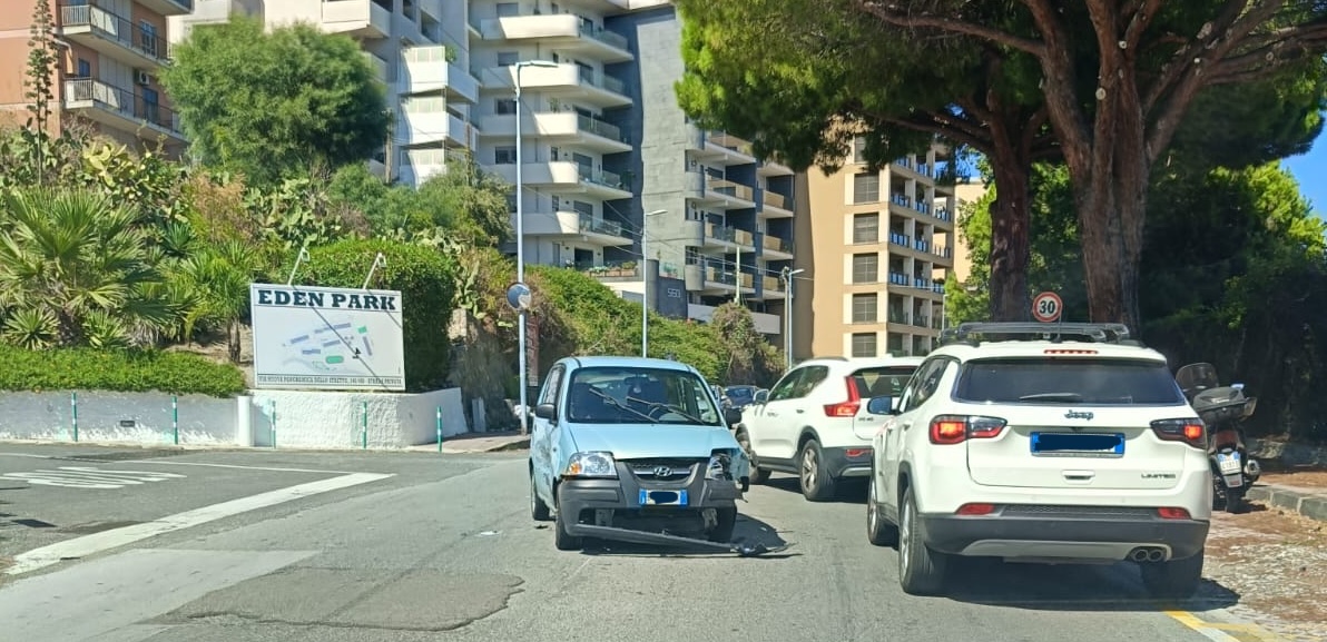 Scontro tra due auto sulla Panoramica dello Stretto: ferita una donna