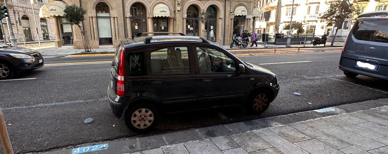 C'è chi ancora non capisce come si parcheggia negli stalli blu