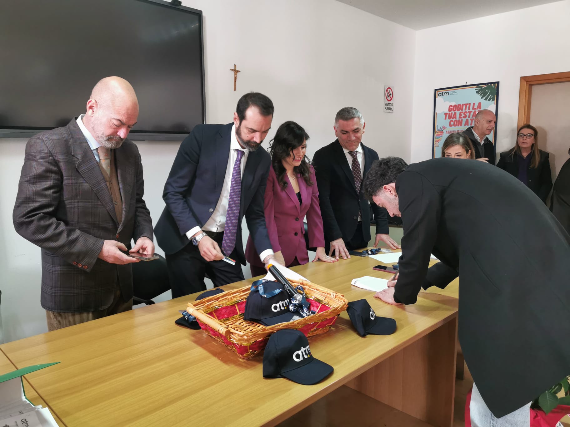 Atm, 15 giovani firmano contratto di apprendistato. E ci sono altri 12 ...