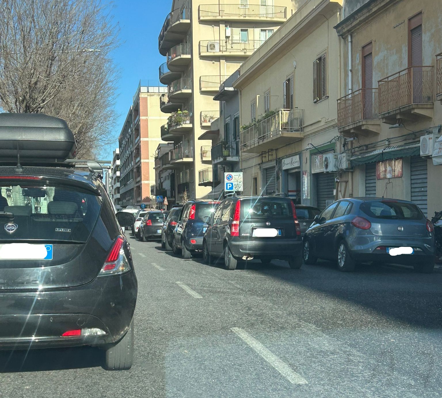"Doppie file davanti alle scuole e il traffico si blocca"