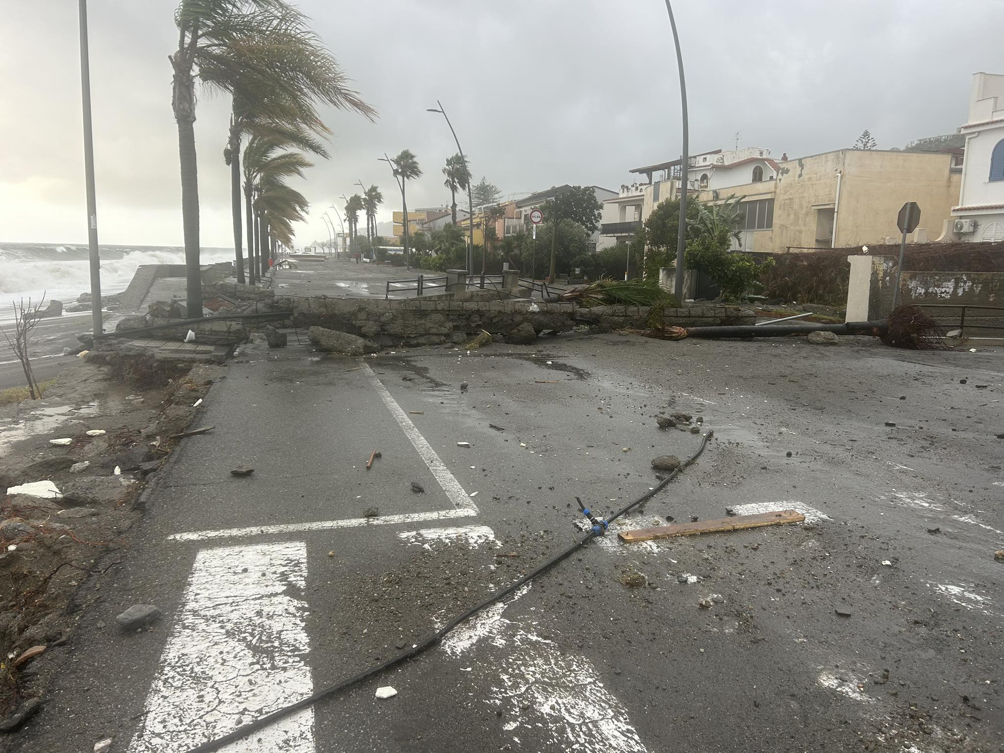 Ciclone Harry. Nella notte grossi danni anche a Letojanni, Roccalumera ...