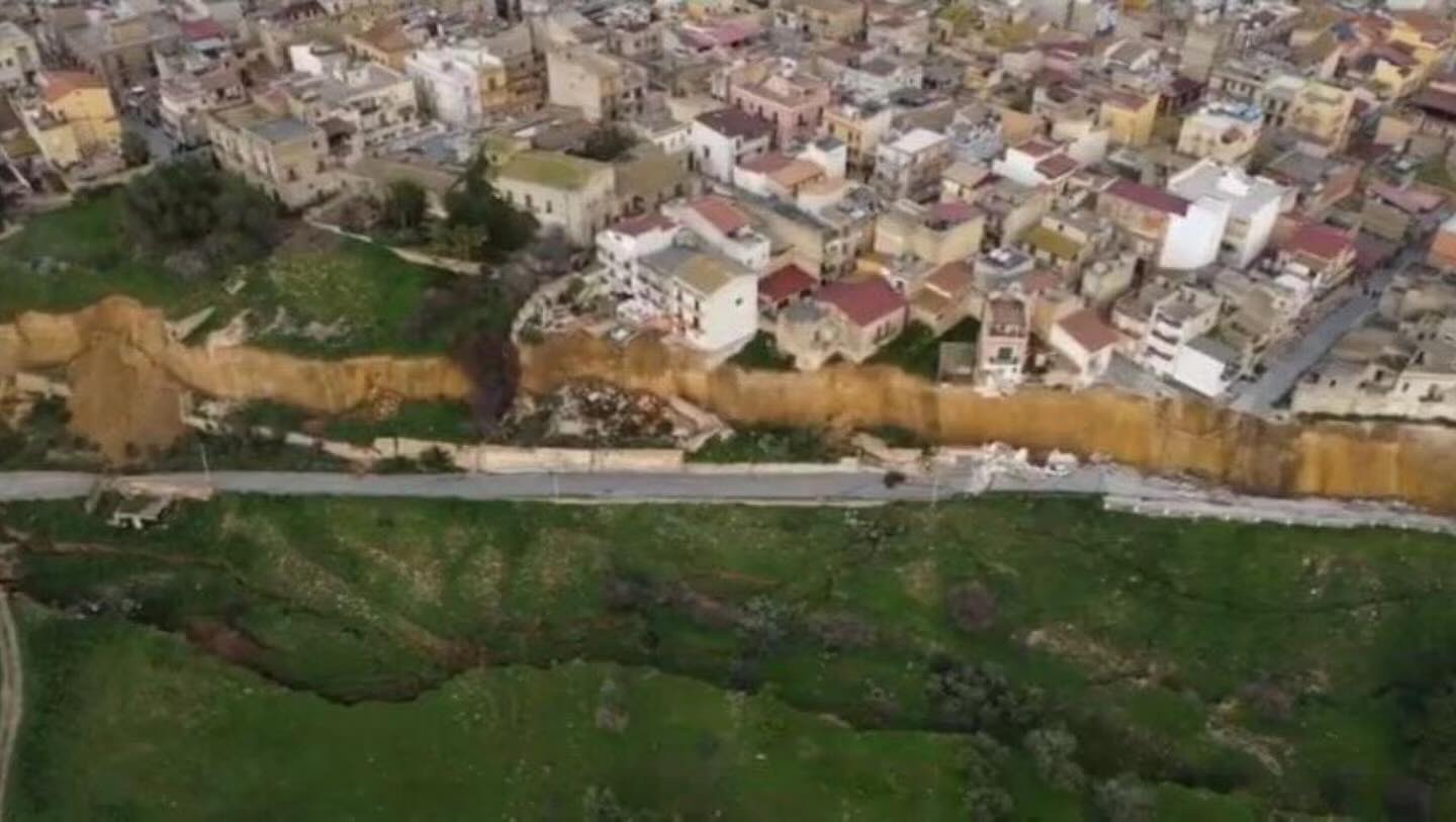 Collassa il centro storico di Niscemi. Mille persone evacuate, frana si ...